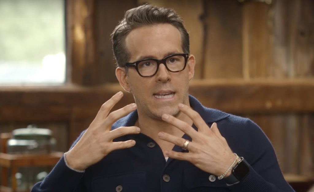 Ryan Reynolds révèle qu'il copie les stars de SNL et John Candy s'il est"déconcerté par une ...